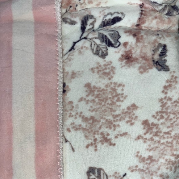 Laura Ashley | Bedding | Nwt Laura Ashley Vintage Floral Print Throw ...